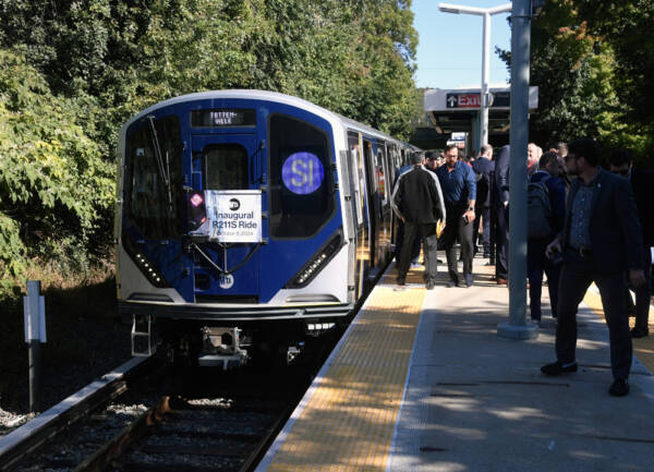 New equipment debuts on Staten Island Railway - Trains