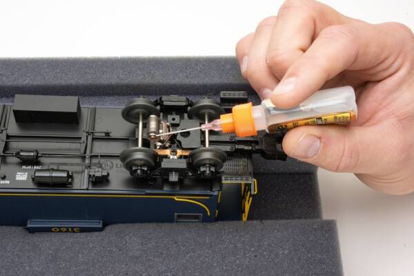 Lubricating modern O scale rolling stock - Trains