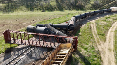 UP train derails on Tehachapi Pass - Trains