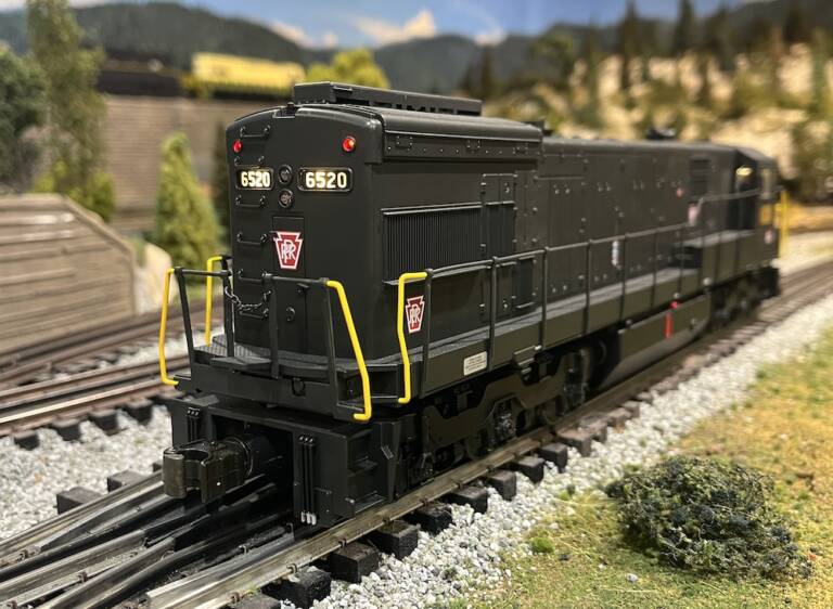 Lionel Legacy U28C diesel locomotive - Trains