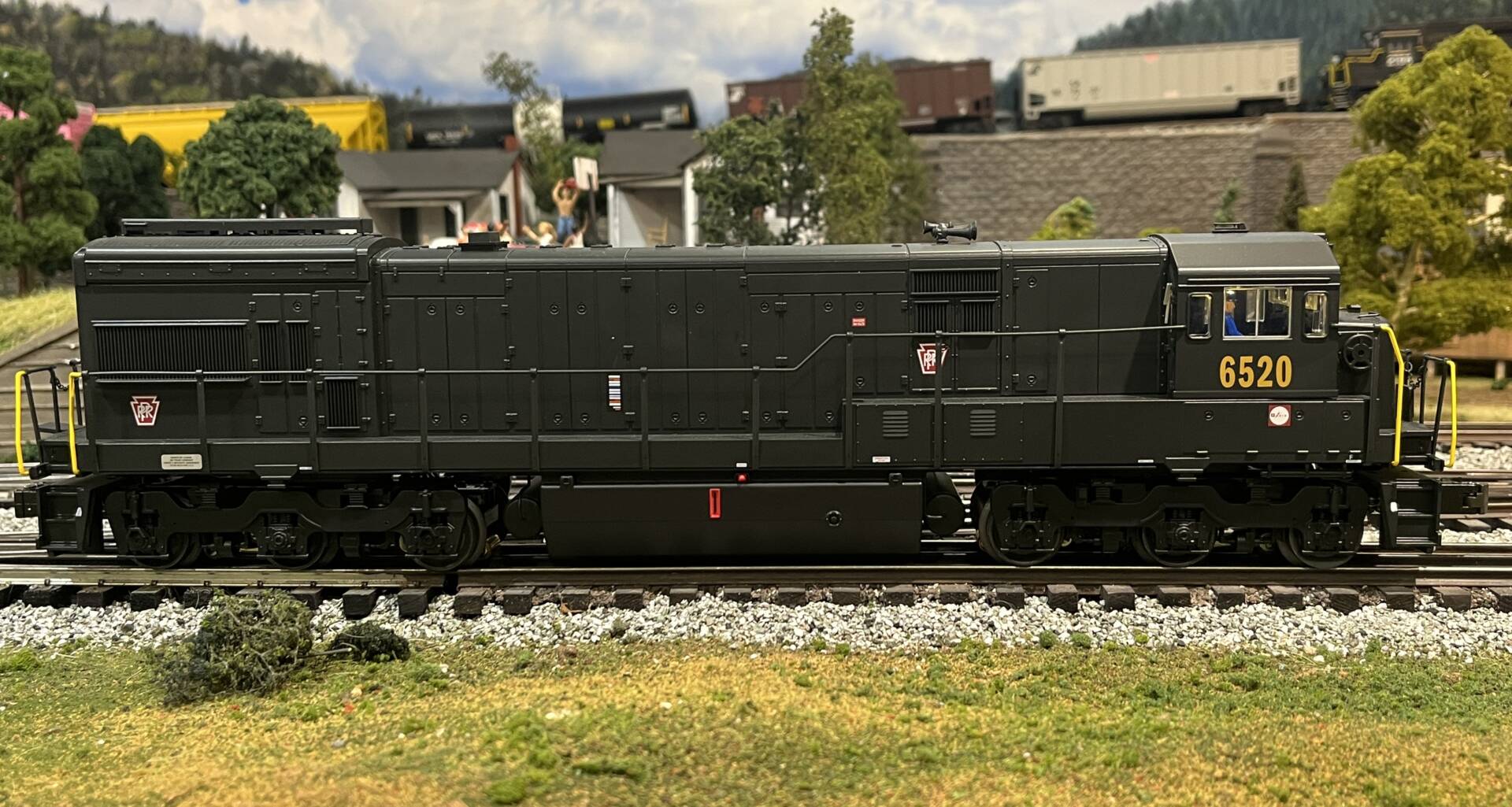 Lionel Legacy U28C diesel locomotive - Trains