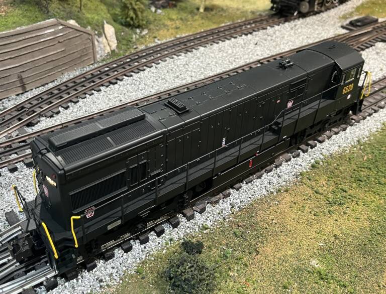 Lionel Legacy U28C diesel locomotive - Trains