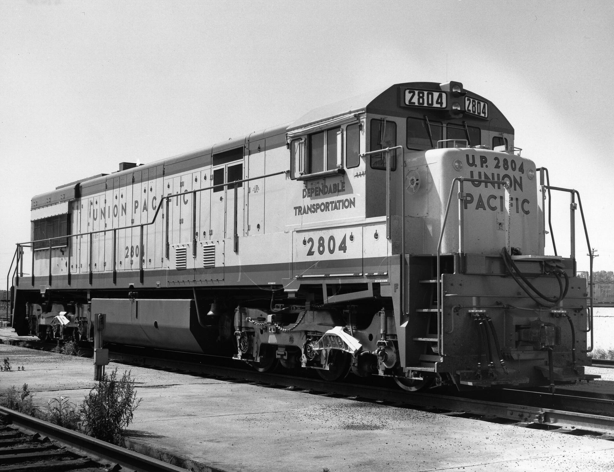 Lionel Legacy U28C diesel locomotive - Trains