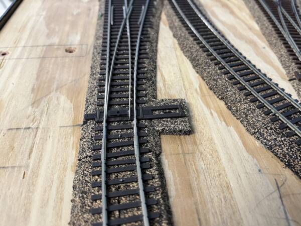 How to install roadbed at a turnout - Trains