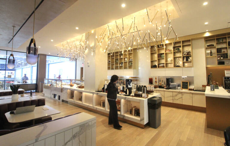 Amtrak introduces time restriction on Metropolitan Lounge use - Trains