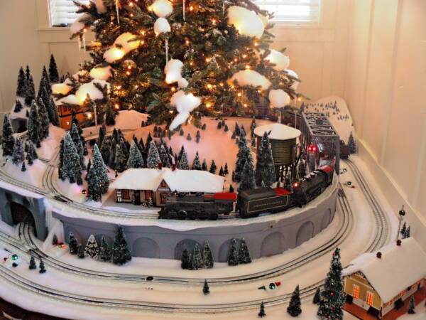 Three times around the Christmas tree track plan - Trains